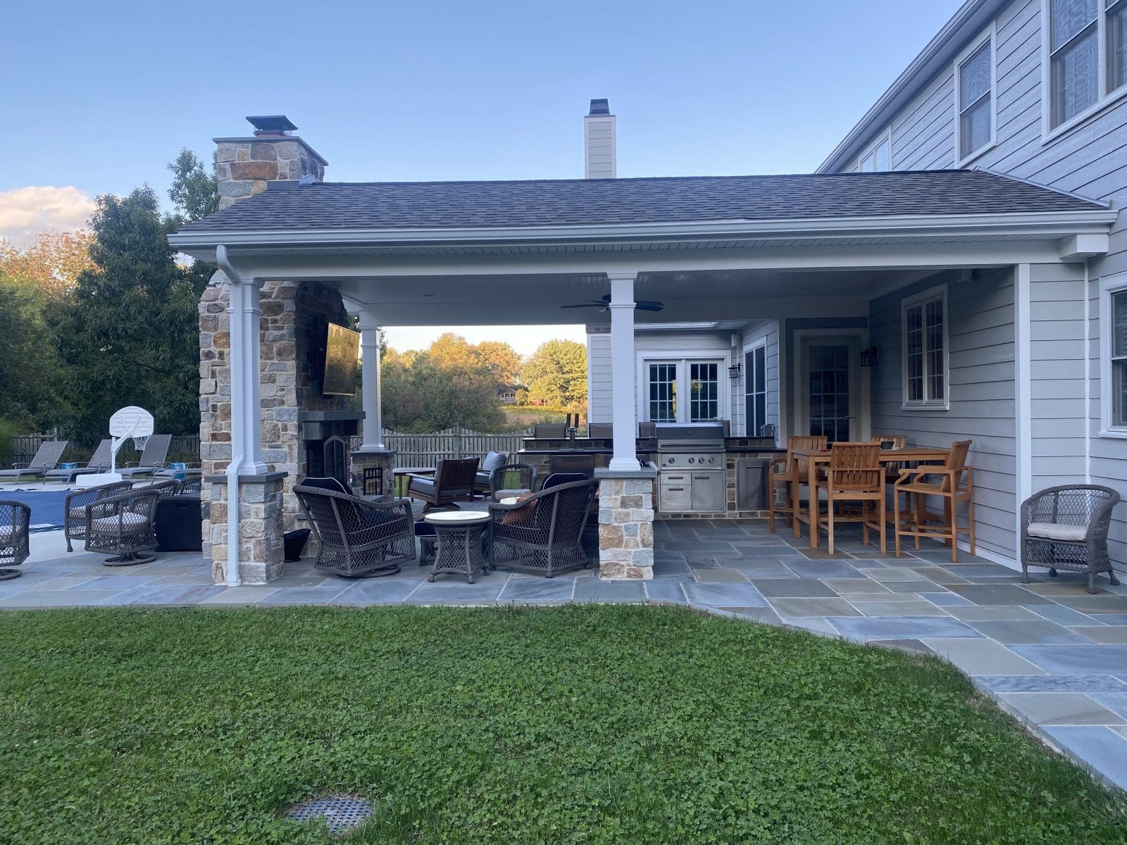 How to Choose Between Free-Standing or Attached Patios